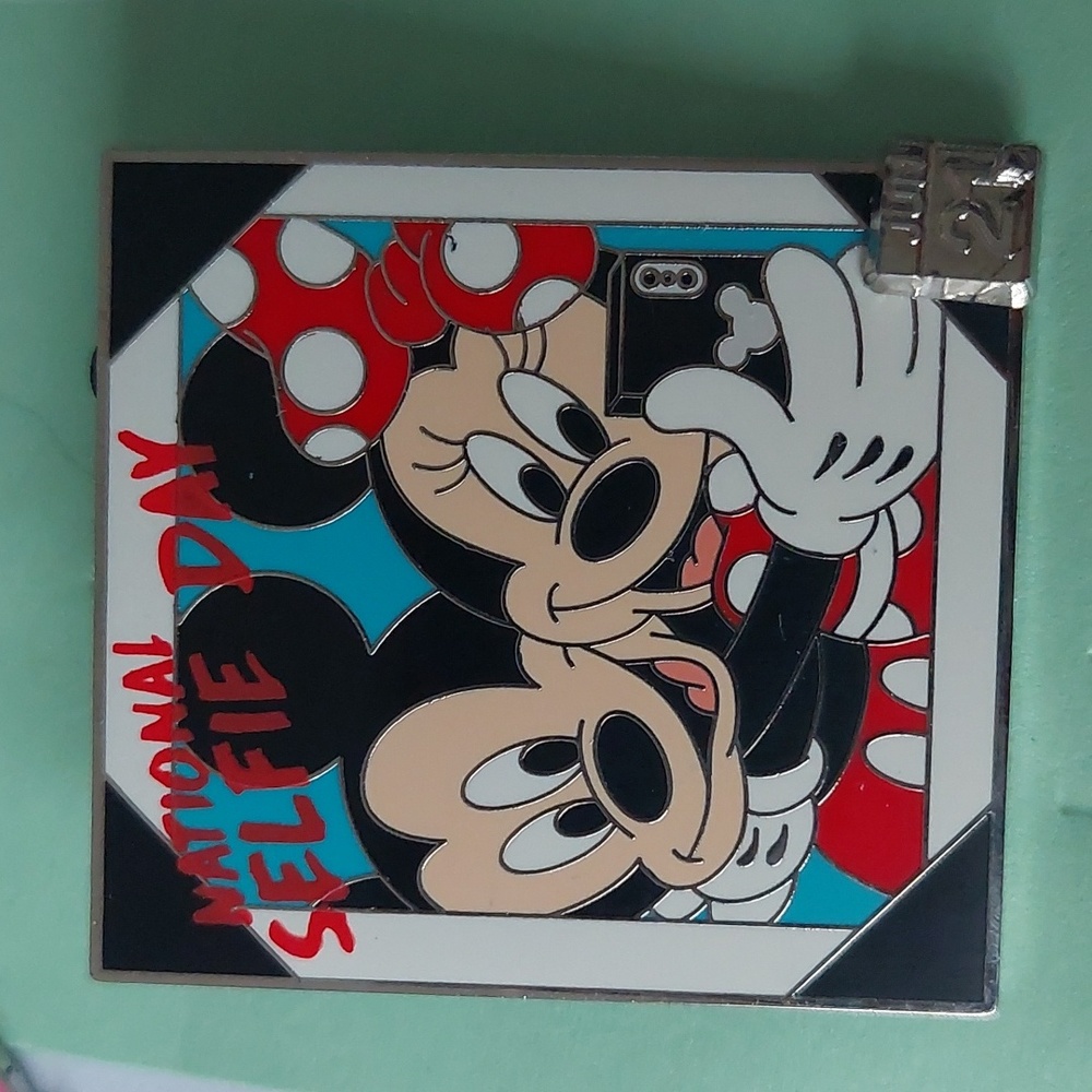 Disney Mickey And Minnie Mouse Pin - Gem